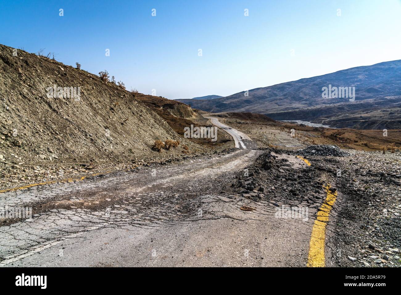 Earthquake damaged road hi-res stock photography and images - Alamy