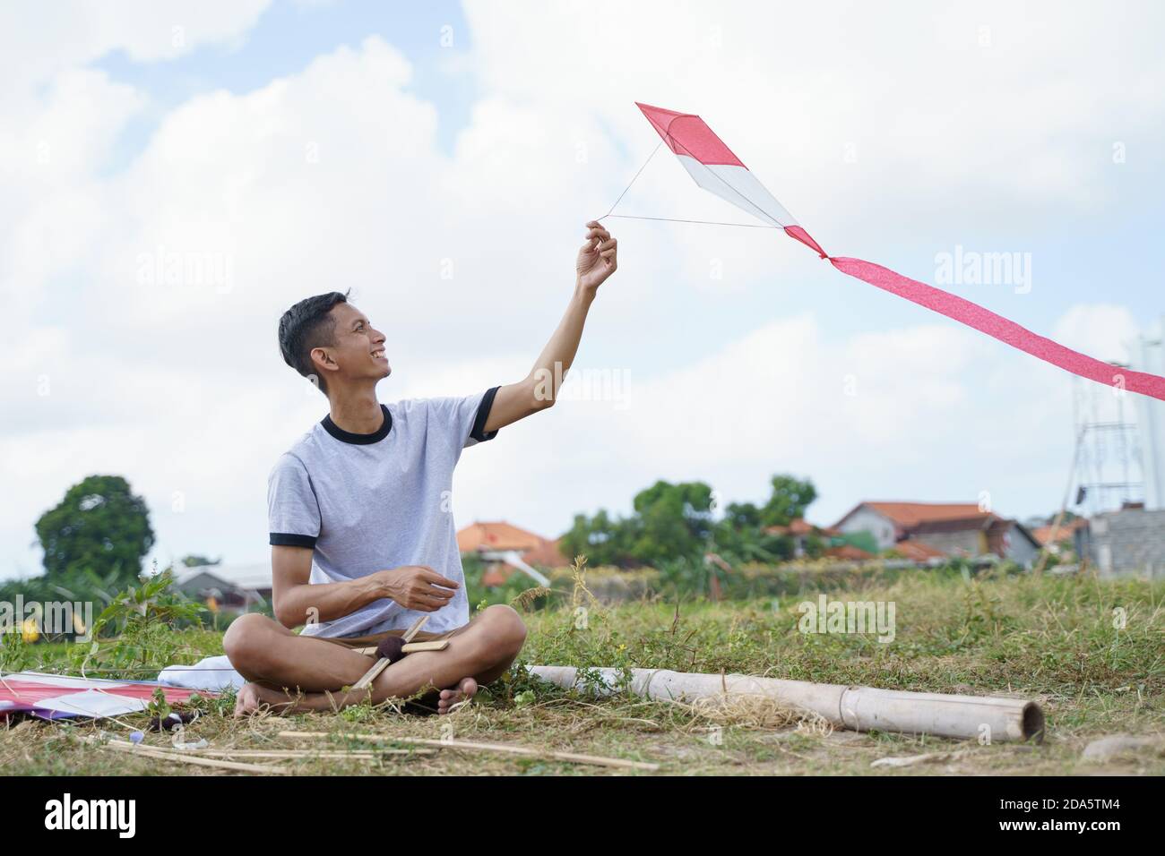 young man makes a kite weight rope Stock Photo - Alamy