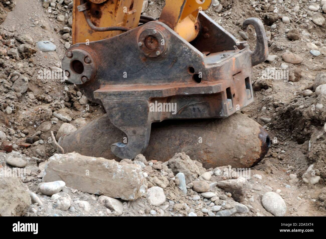 special machine grabs aerial bomb from the second world war, demining ...