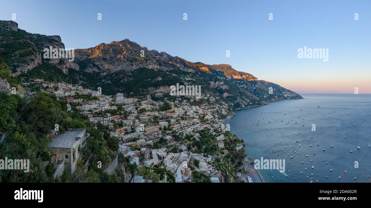 Gulf of naples sea cliffs hi-res stock photography and images - Alamy
