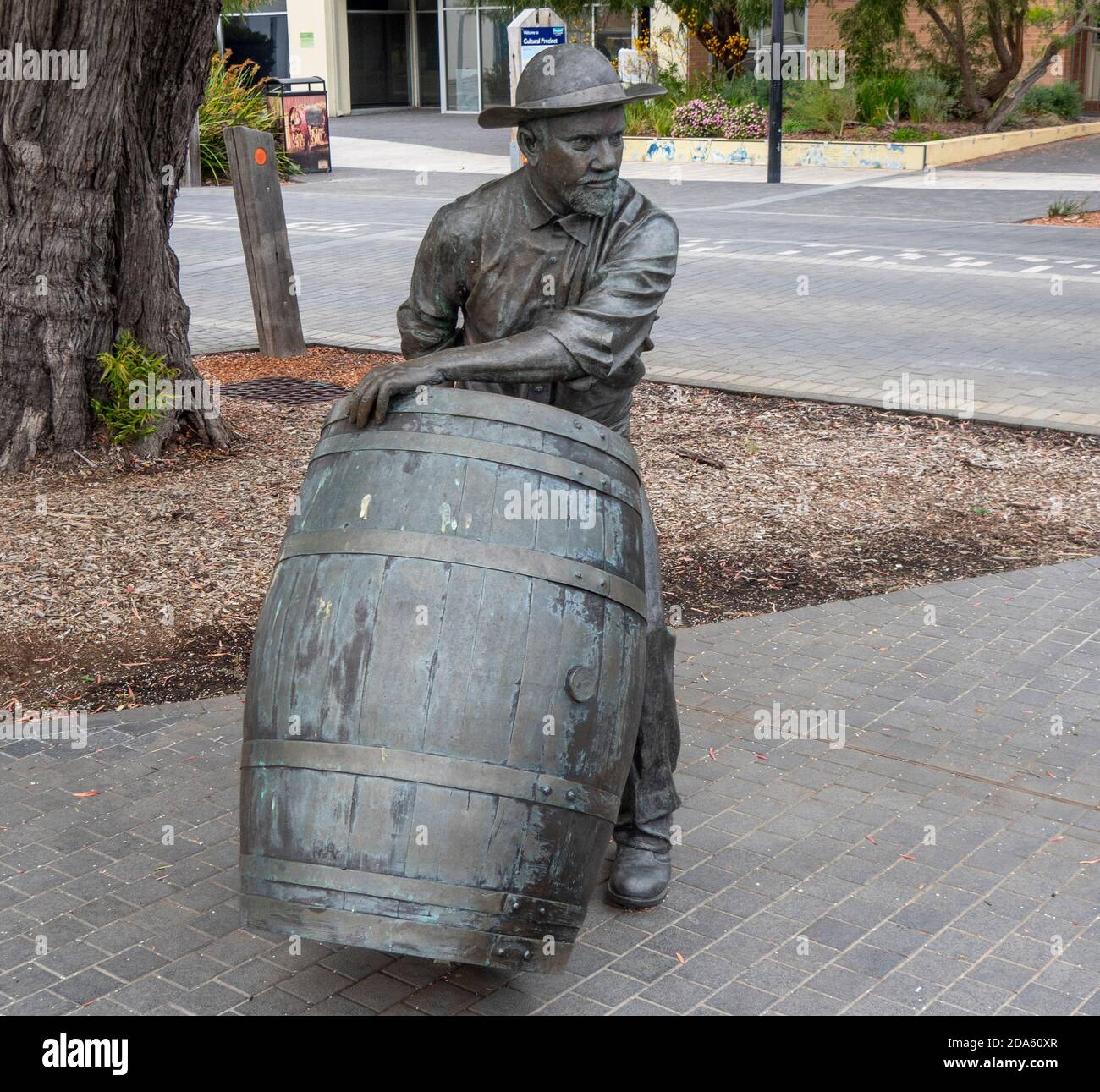 Bronze statue Spanish Settler by sculptor Greg James on Queen Street ...