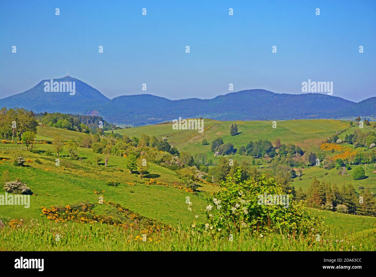 Chain of the volcanoes of auvergne hi-res stock photography and images ...