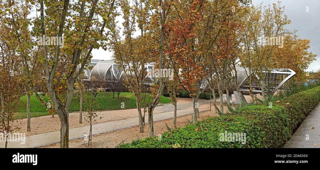 Parque Moderno en Madrid Stock Photo - Alamy