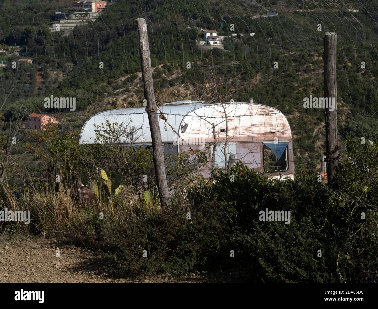 Old abandoned rv camper roulotte Stock Photo - Alamy