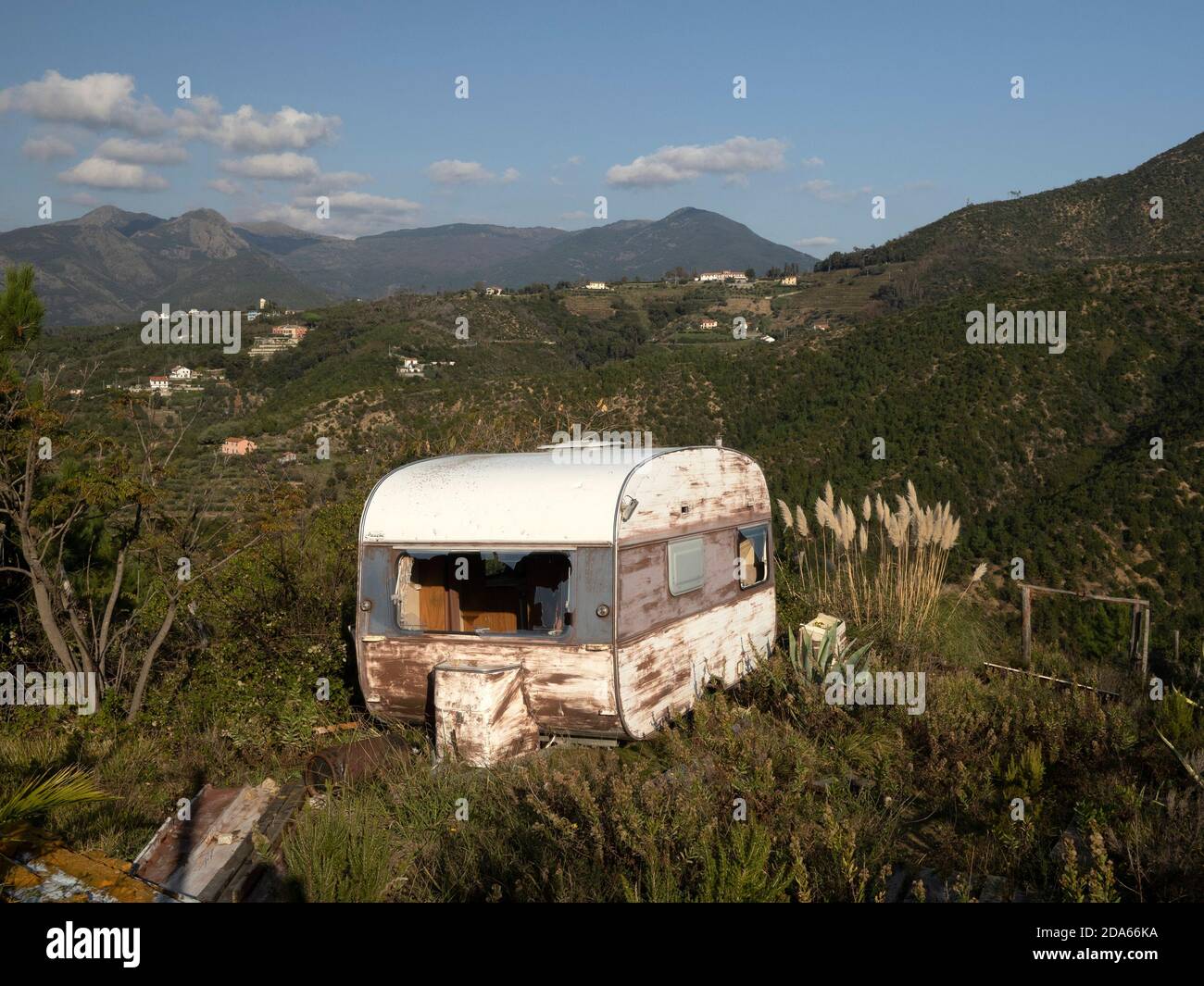 Old abandoned rv camper roulotte Stock Photo - Alamy
