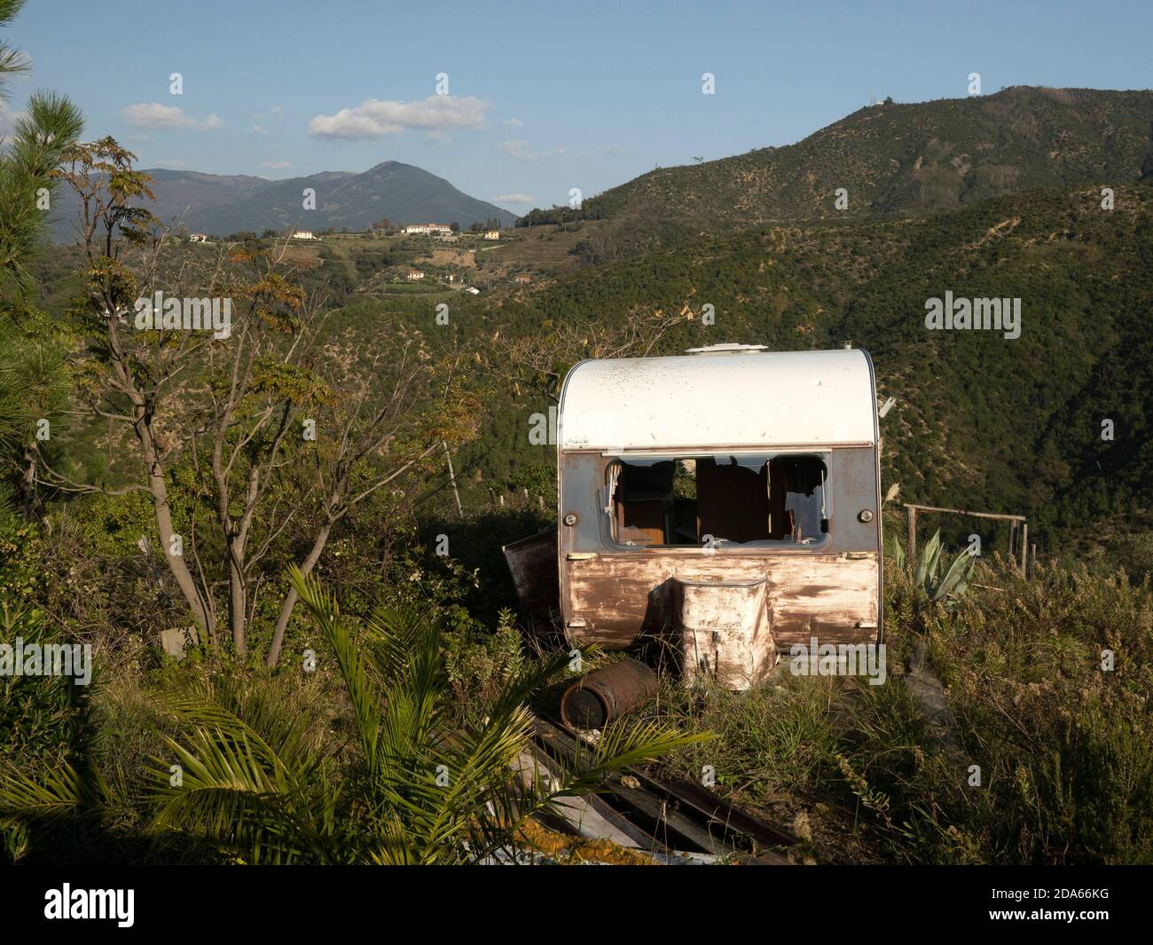 Old abandoned rv camper roulotte Stock Photo - Alamy