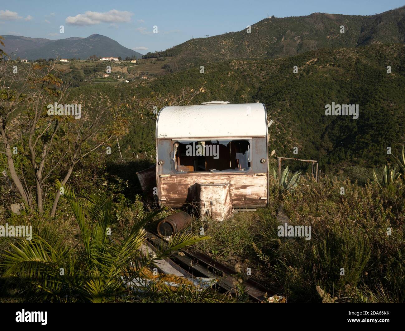 Old abandoned rv camper roulotte Stock Photo - Alamy