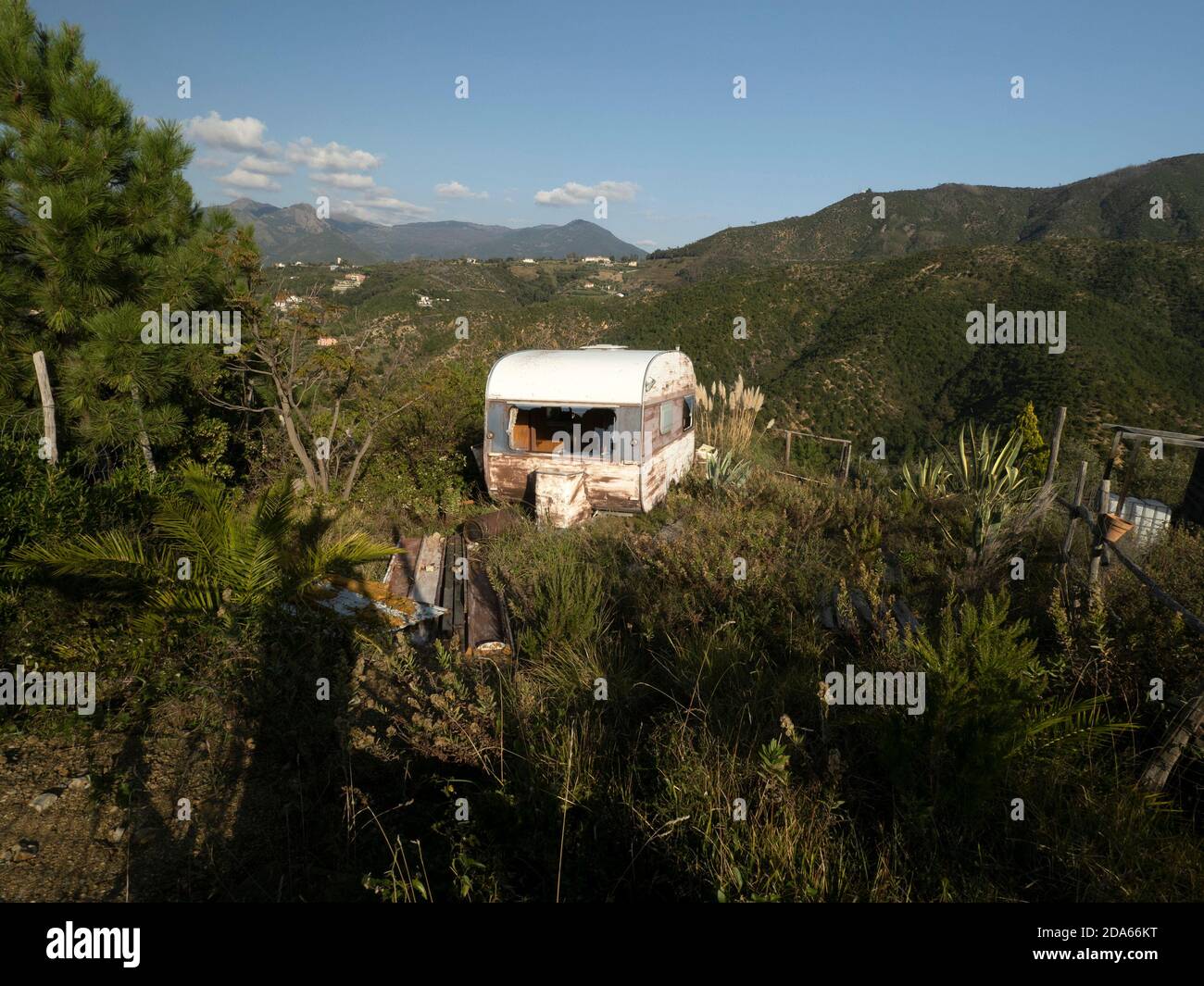 Old abandoned rv camper roulotte Stock Photo - Alamy