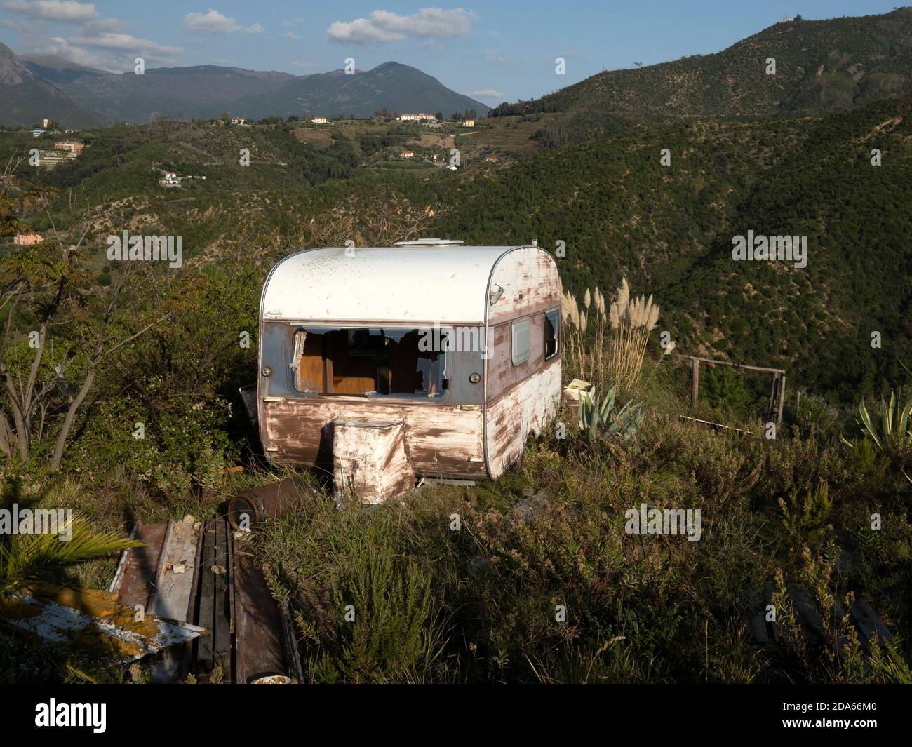 Old abandoned rv camper roulotte Stock Photo - Alamy