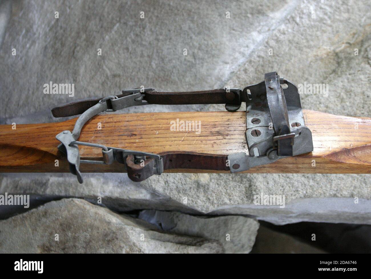 Old ski bindings hi-res stock photography and images - Alamy