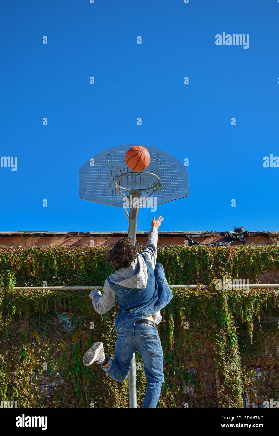 Flying young basketball player hi-res stock photography and images - Alamy