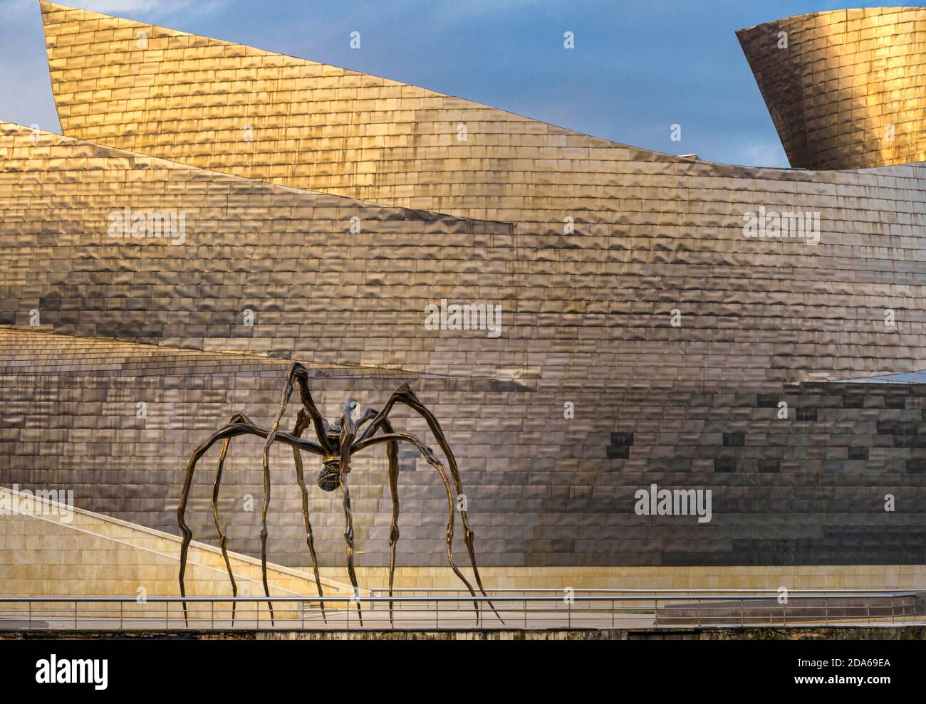The "Maman" by Louise Bourgeois, outside Guggenheim Museum, Bilbao ...
