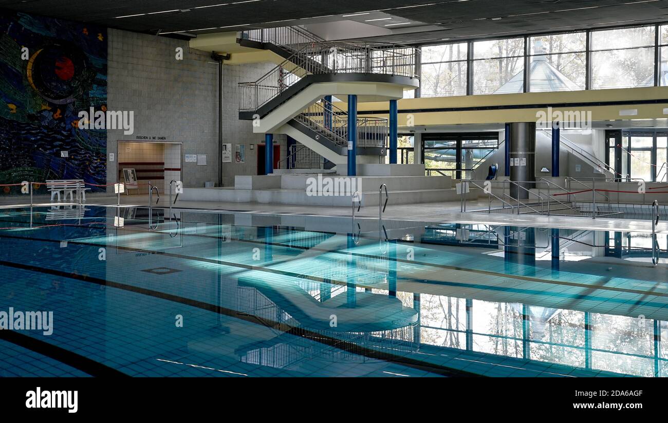 Berlin, Germany. 05th Nov, 2020. Empty pool in the Lankwitz municipal ...
