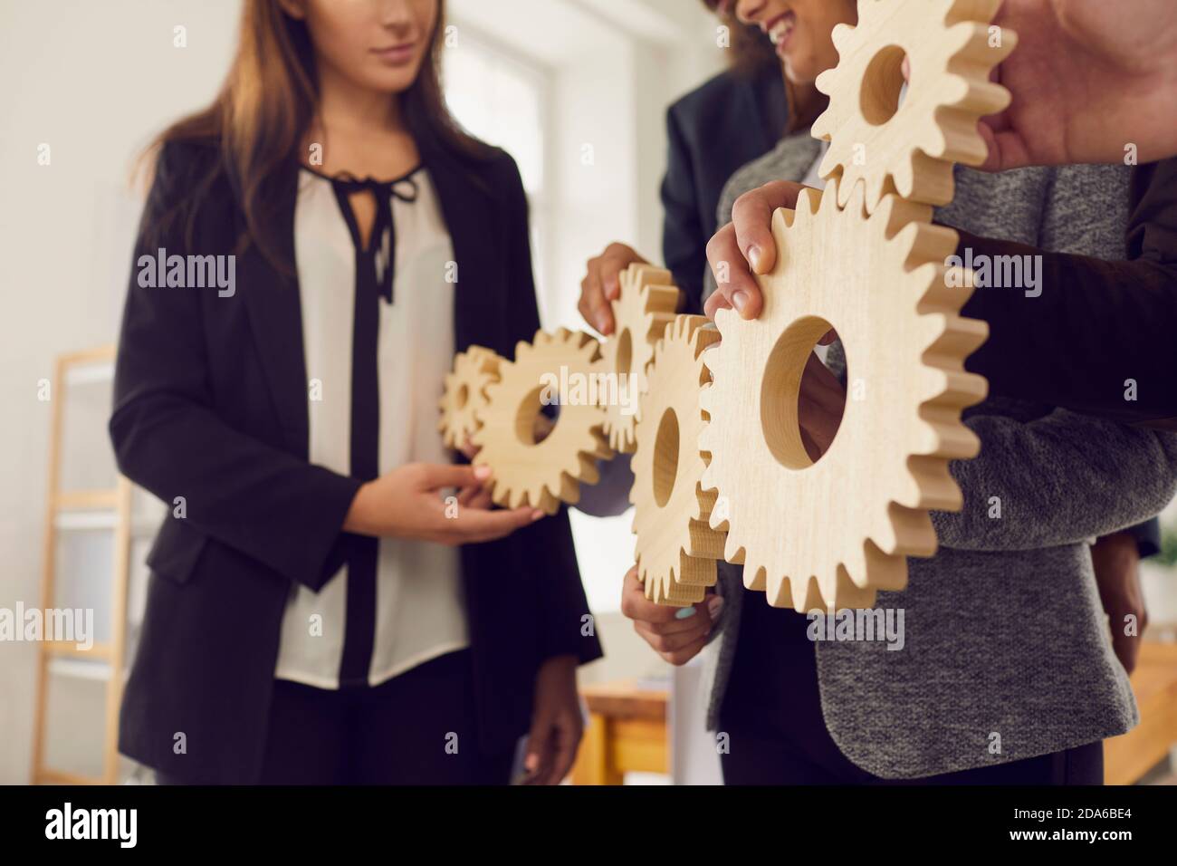 Employees learn to cooperate and find solutions with the help of gears ...