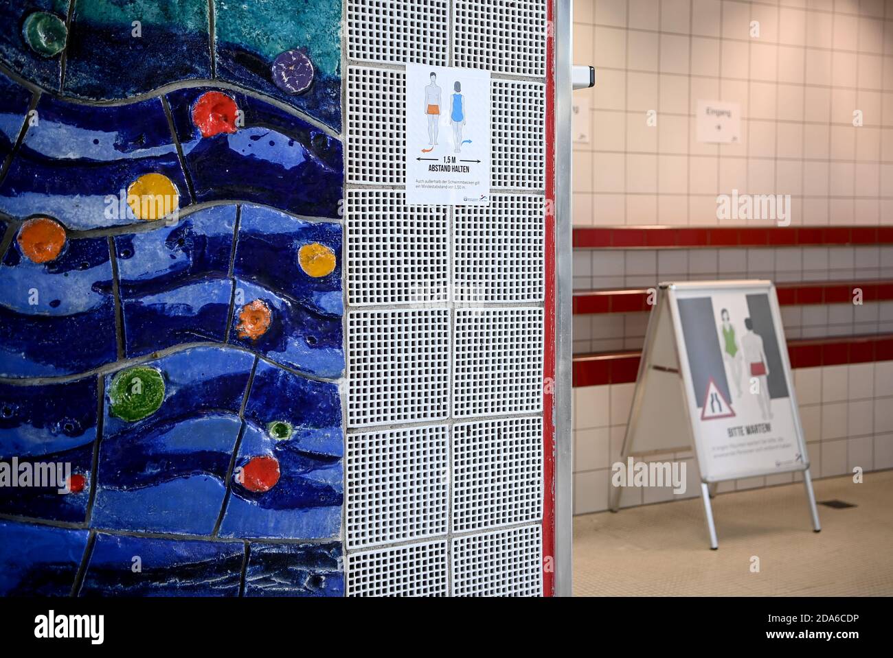 Berlin, Germany. 05th Nov, 2020. In the Lankwitz public swimming pool ...