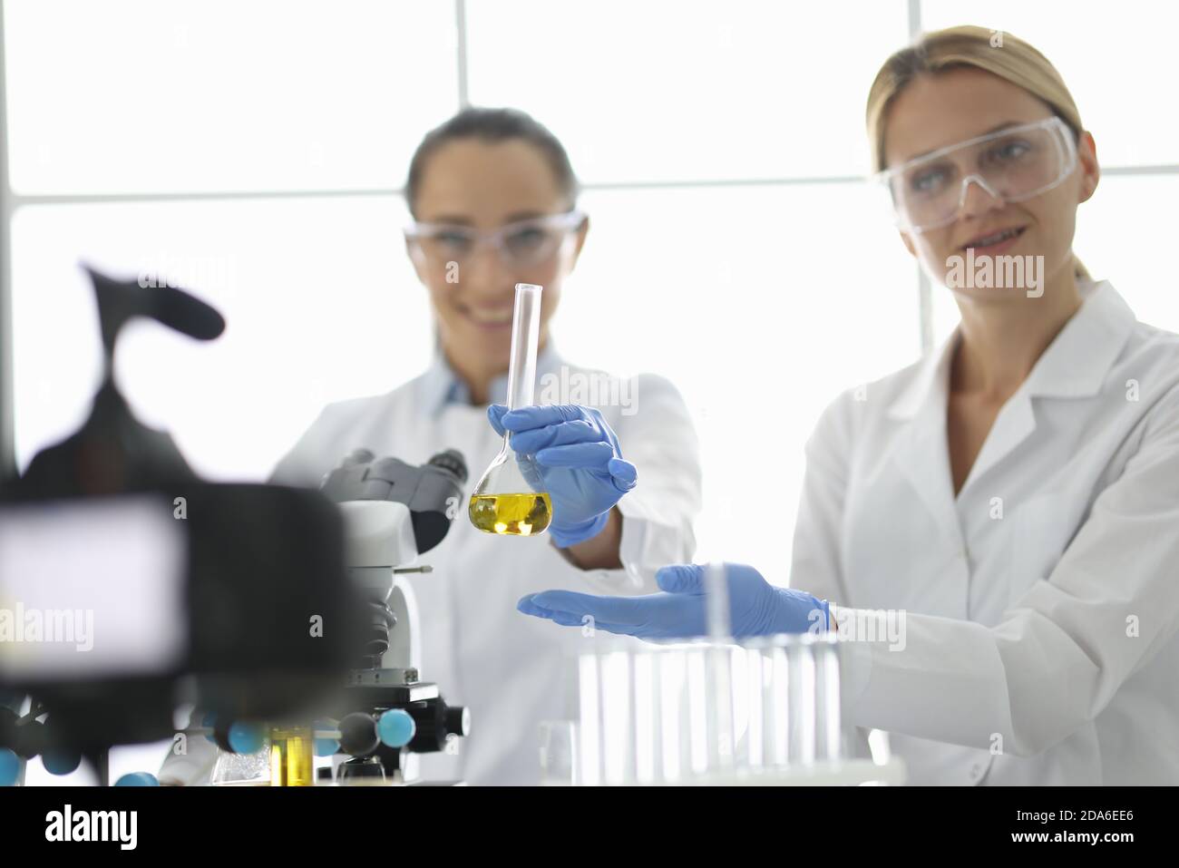 Chemistry experiments hi-res stock photography and images - Alamy