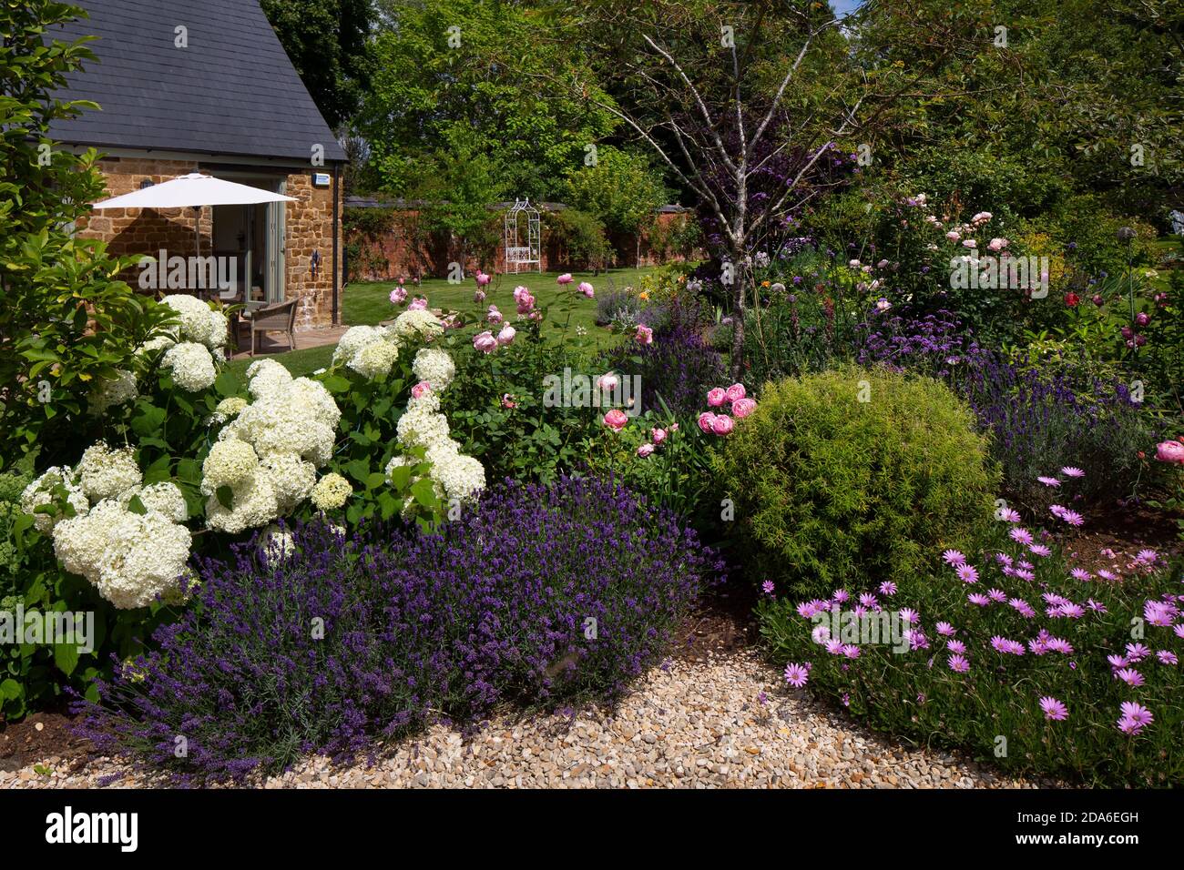 English garden borders hi-res stock photography and images - Alamy