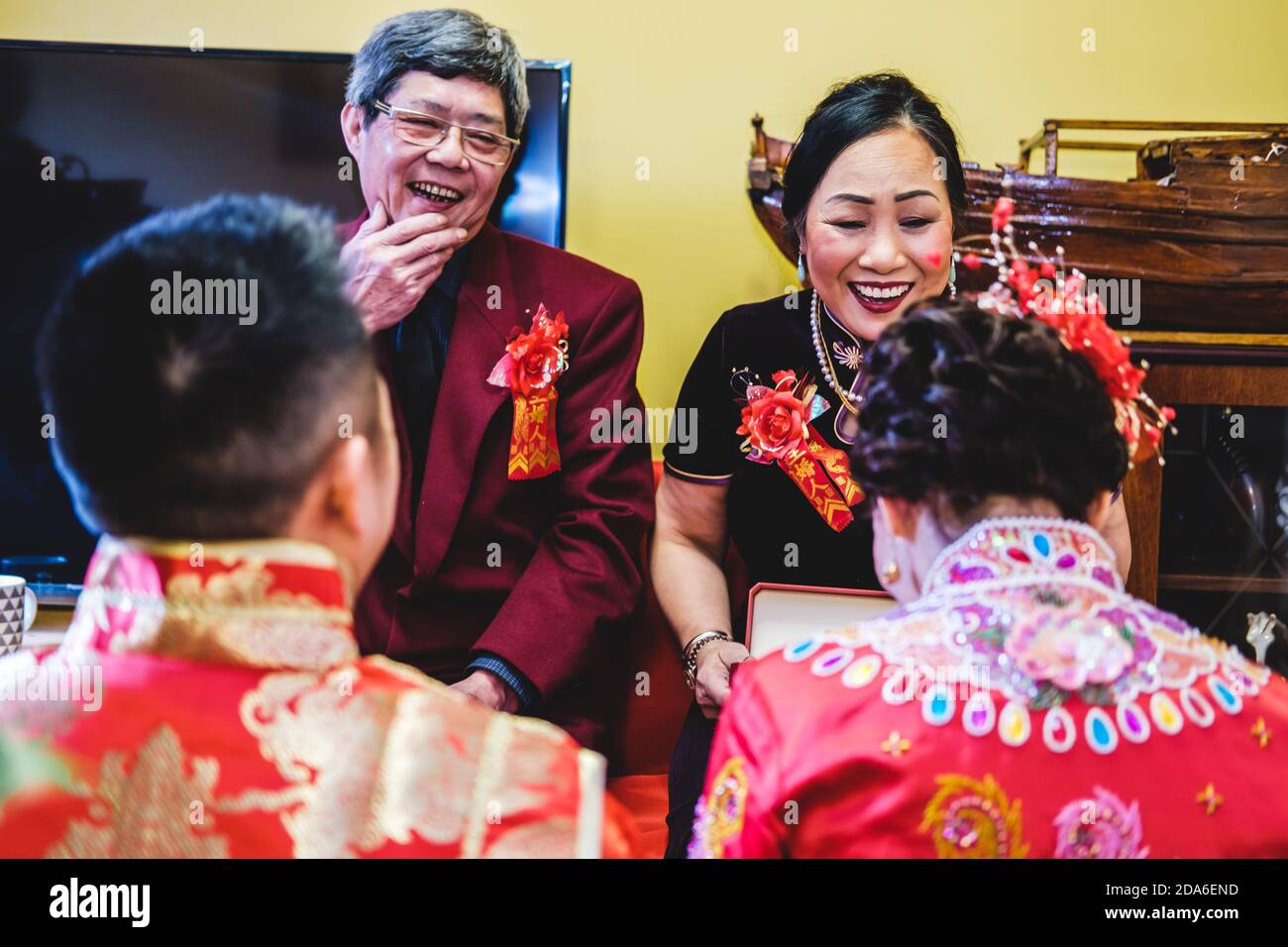 Traditional Chinese Wedding Tea Ceremony Stock Photo - Alamy