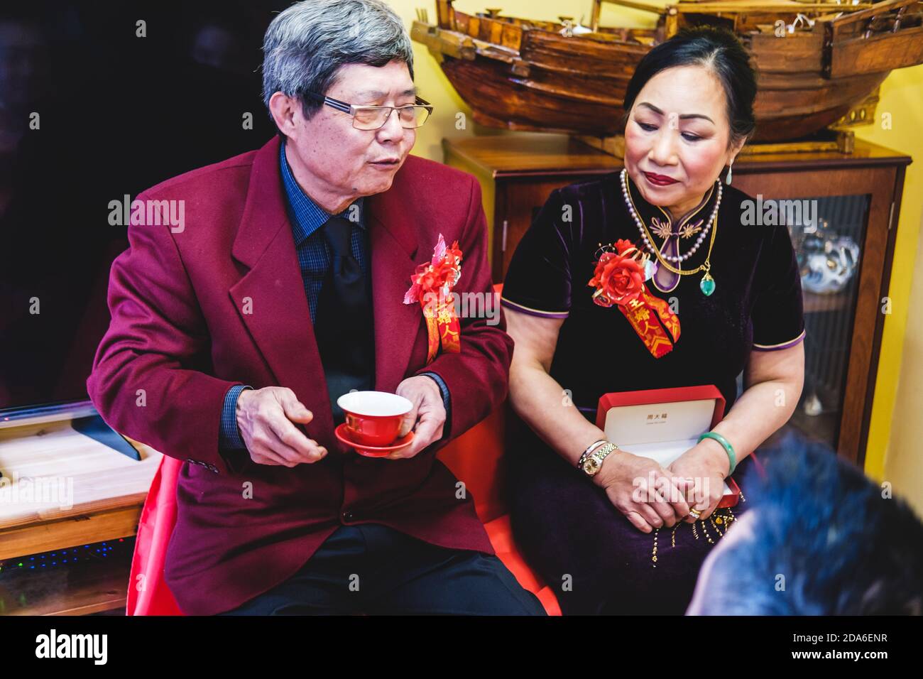 Traditional Chinese Wedding Tea Ceremony Stock Photo - Alamy