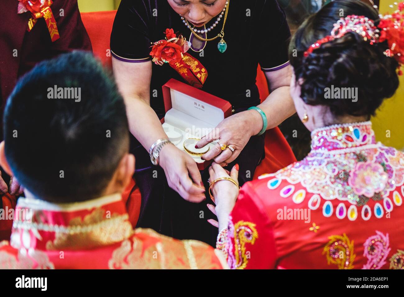 Traditional Chinese Wedding Tea Ceremony Stock Photo - Alamy
