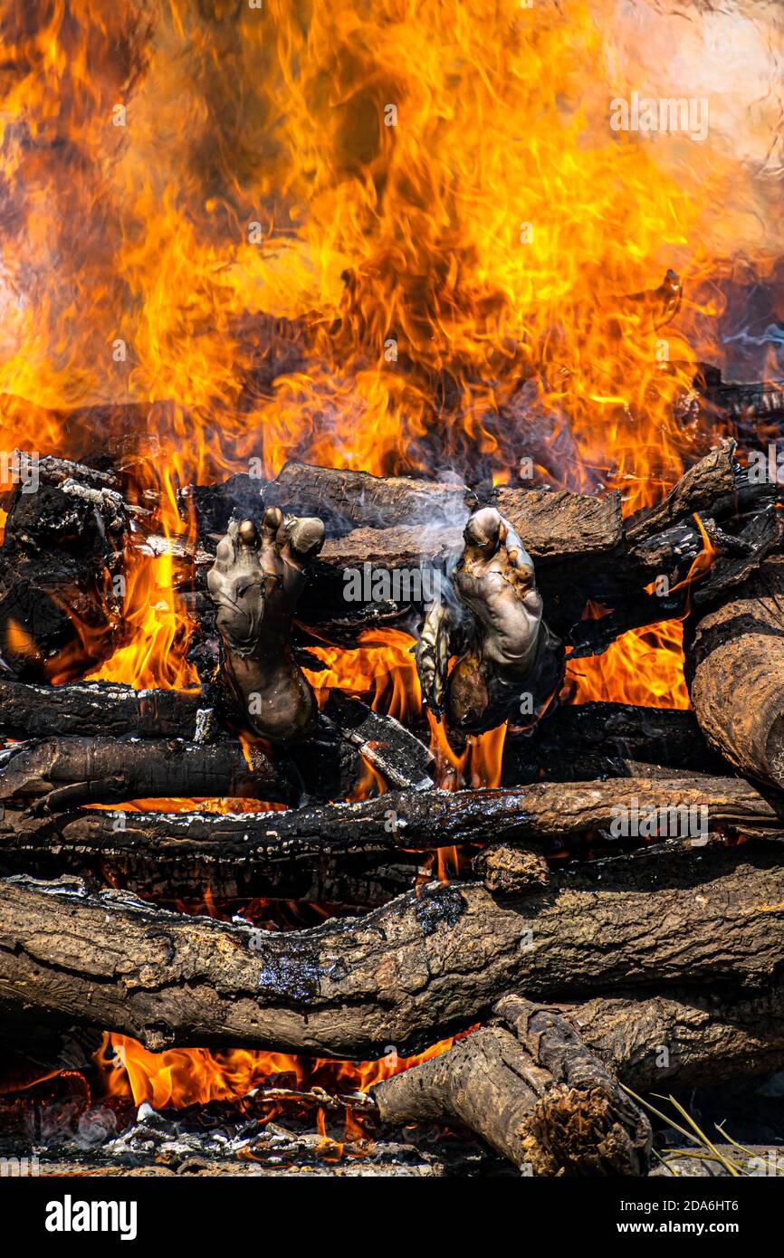 Cremation dead body burning ghats hi-res stock photography and images ...