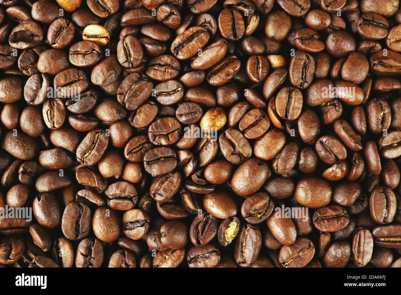 Roasted coffee beans background. Dark coffee backdrop Stock Photo - Alamy