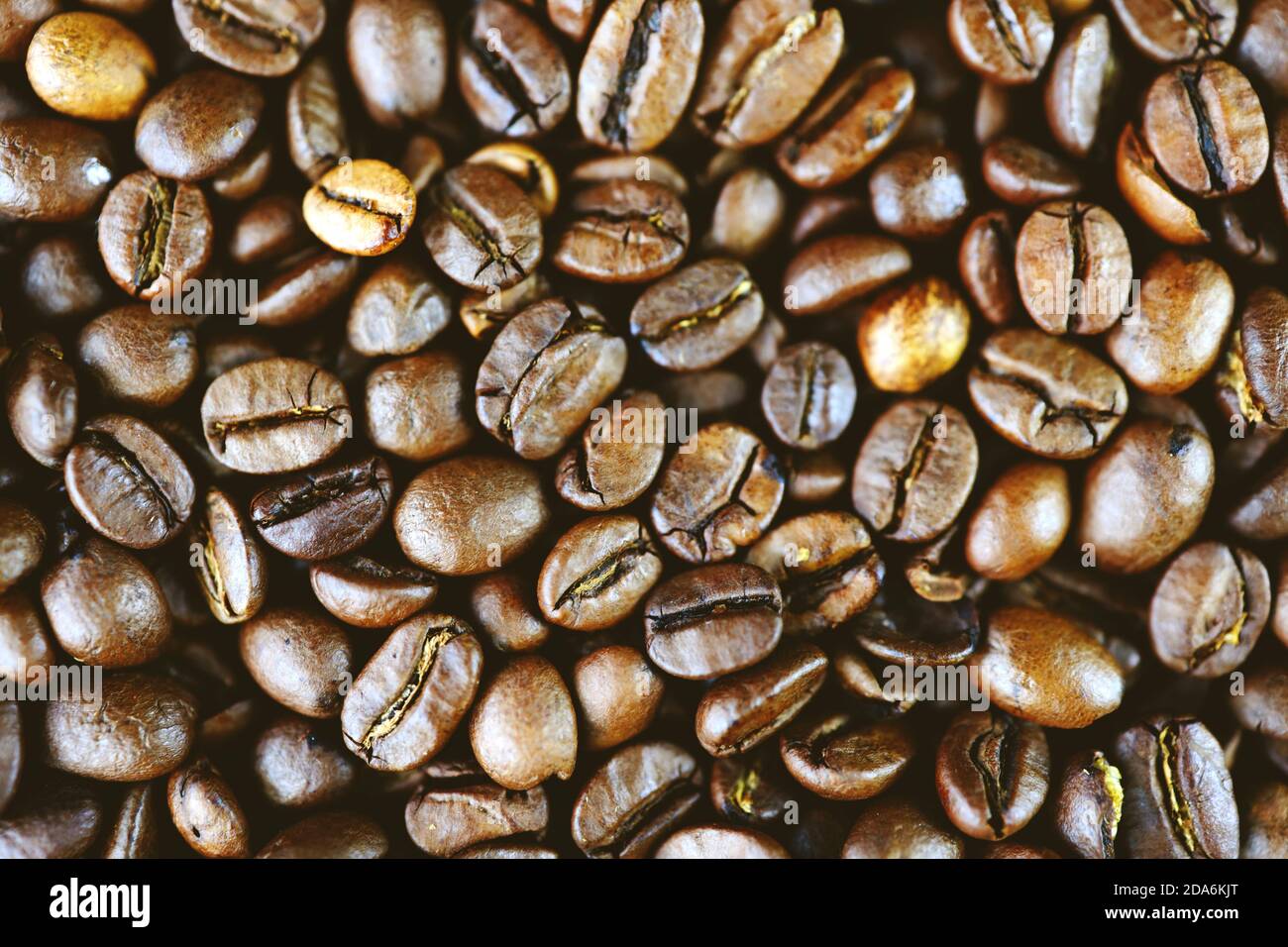 Roasted coffee beans background. Dark coffee backdrop Stock Photo - Alamy