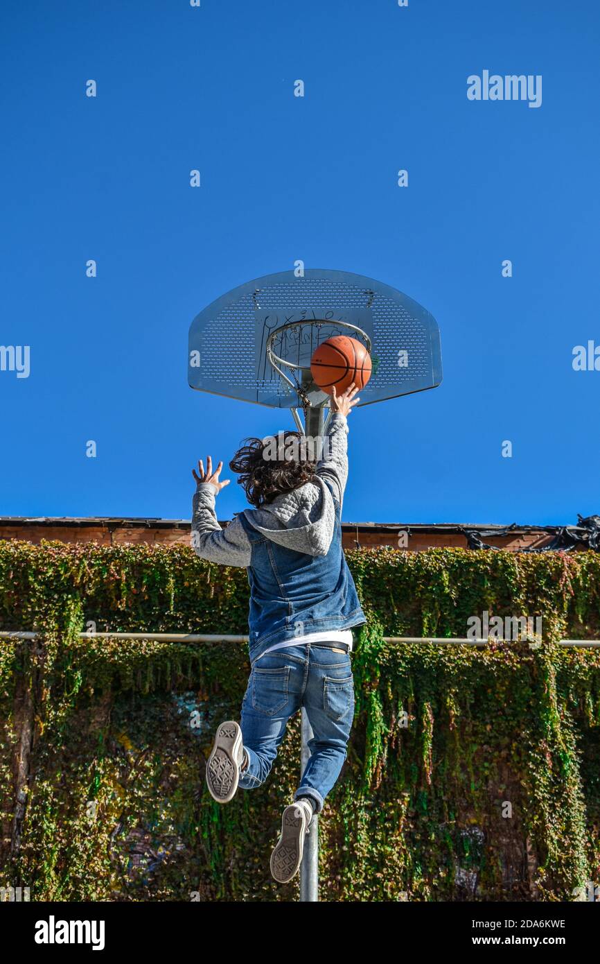 Flying young basketball player hi-res stock photography and images - Alamy