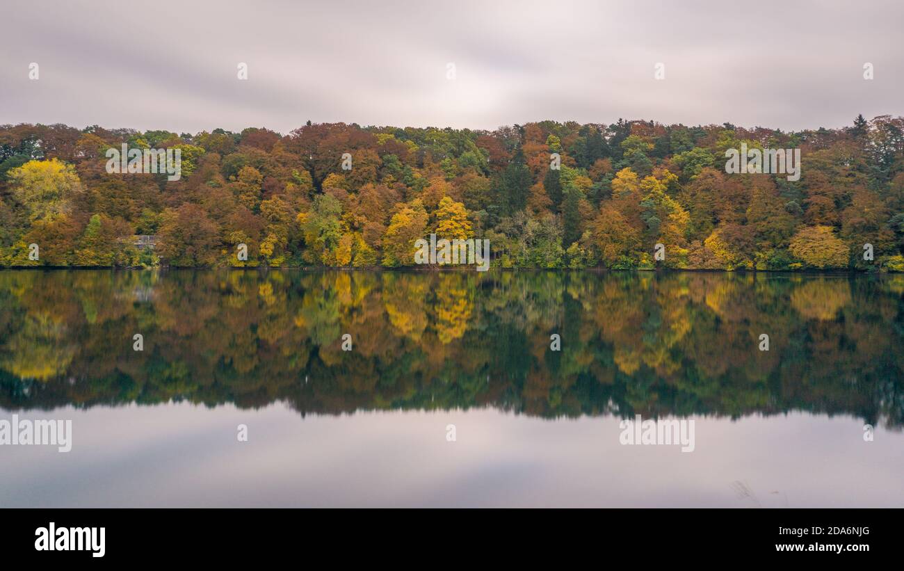 Mirror smooth water reflects hi-res stock photography and images - Alamy