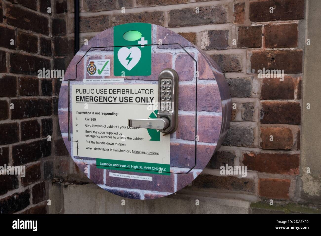 High street defibrillator hi-res stock photography and images - Alamy