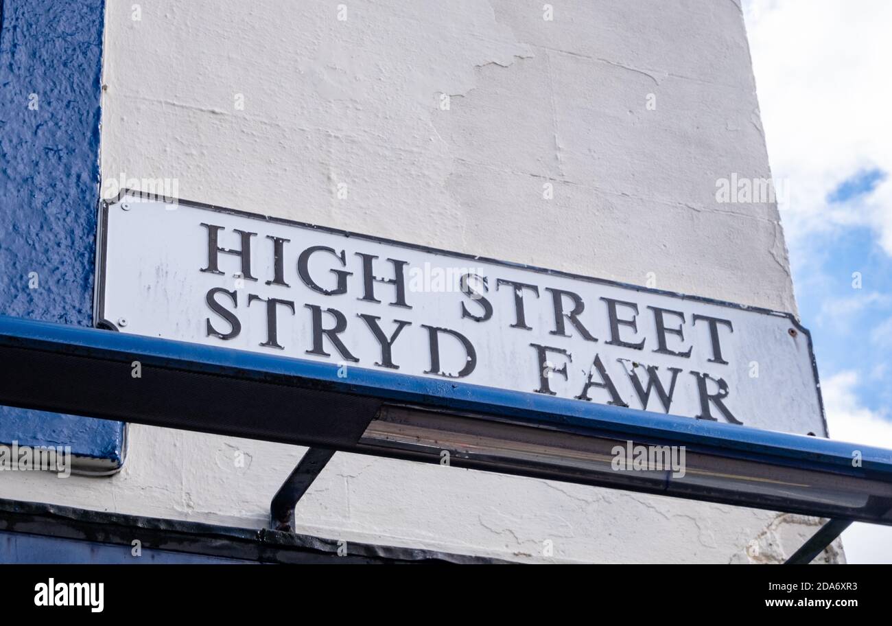 Bilingual street sign hi-res stock photography and images - Alamy