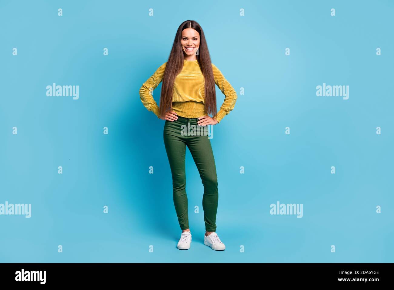 Photo portrait full body view of woman with two hands on waist isolated ...