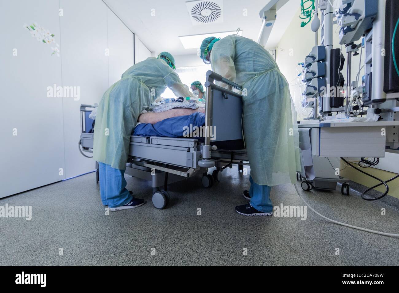 Bonn, Germany. 10th Nov, 2020. Intensive care units transport a ...
