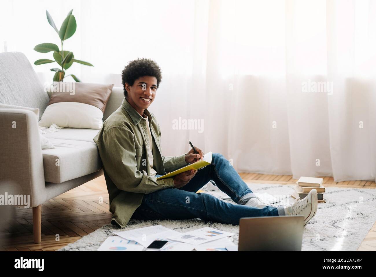 College student taking test hi-res stock photography and images - Alamy