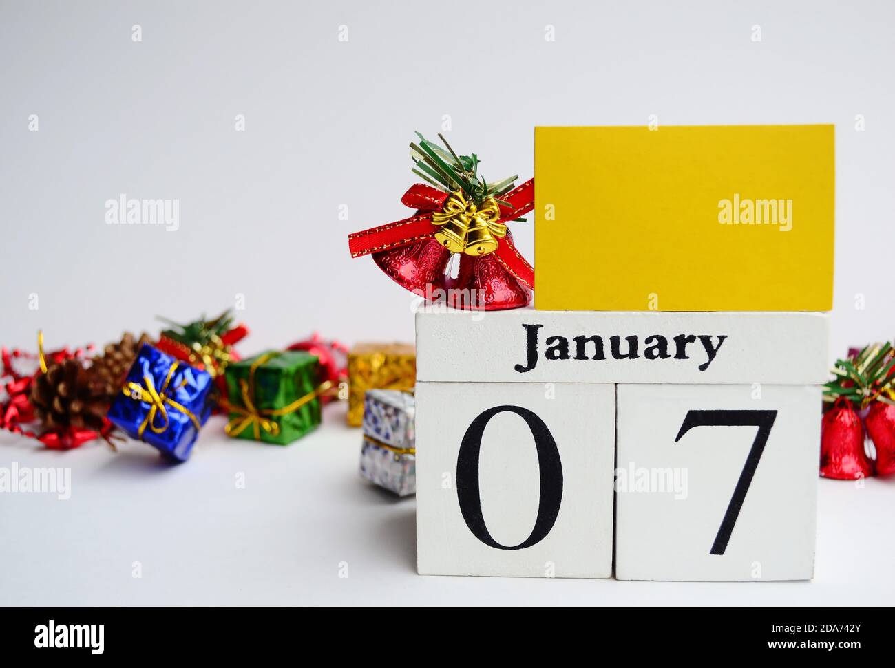 Date 7th January with blurred christmas ornament background Stock Photo ...
