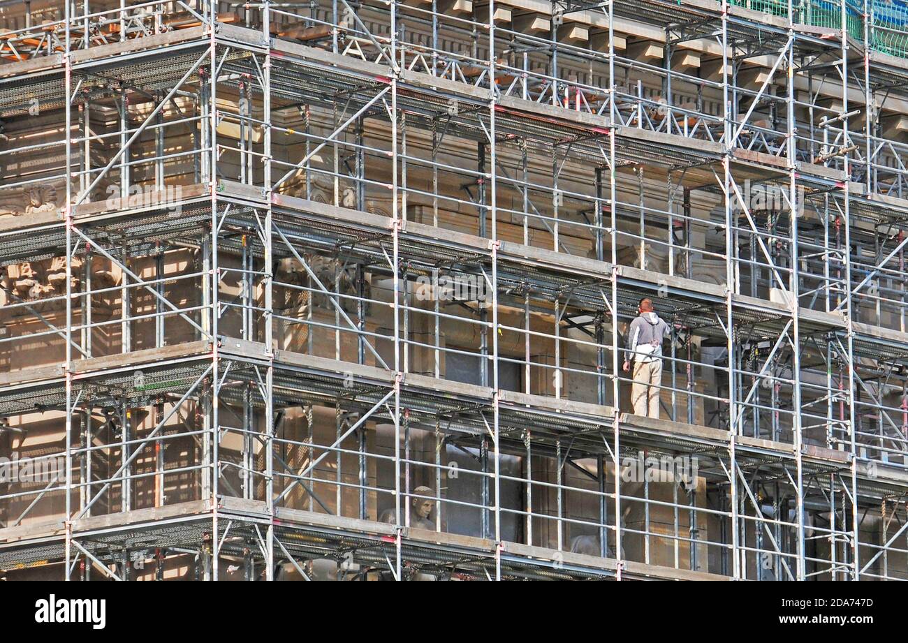 Man scaffolding hi-res stock photography and images - Alamy