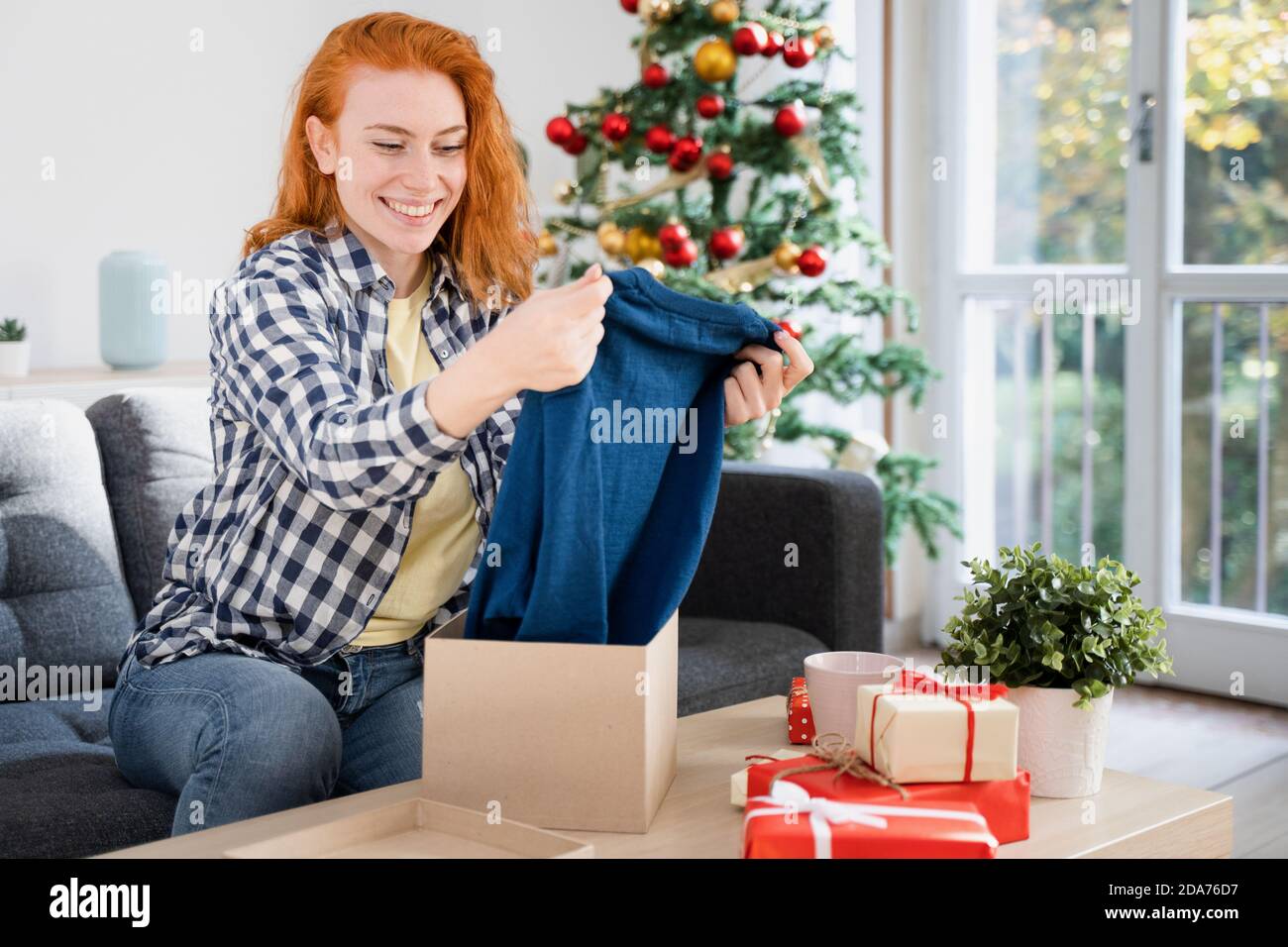 Unboxing present hi-res stock photography and images - Alamy