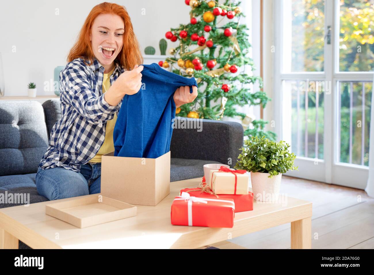 Unboxing hi-res stock photography and images - Alamy
