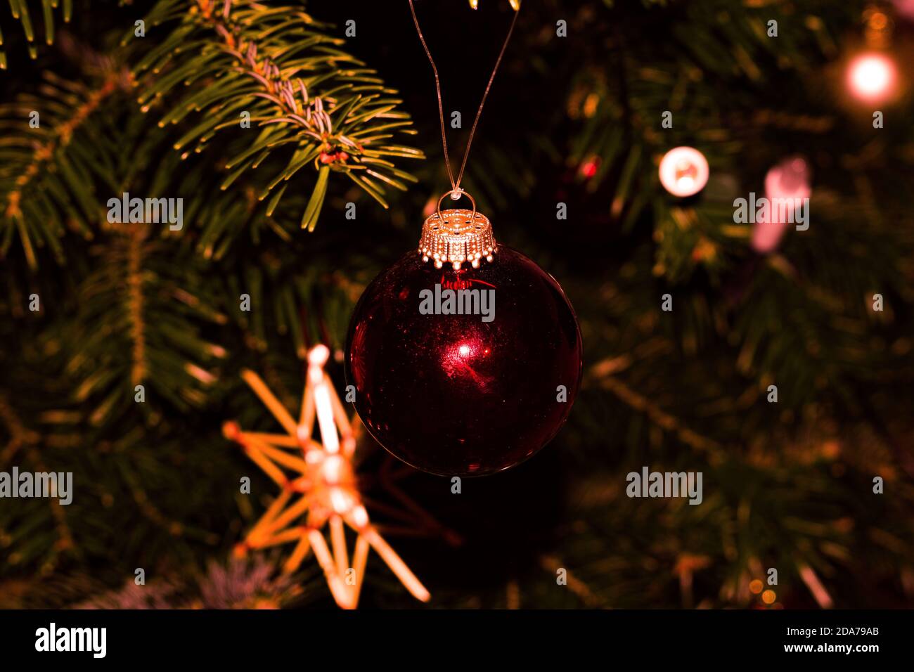 Christmas tree bauble singing hi-res stock photography and images - Alamy