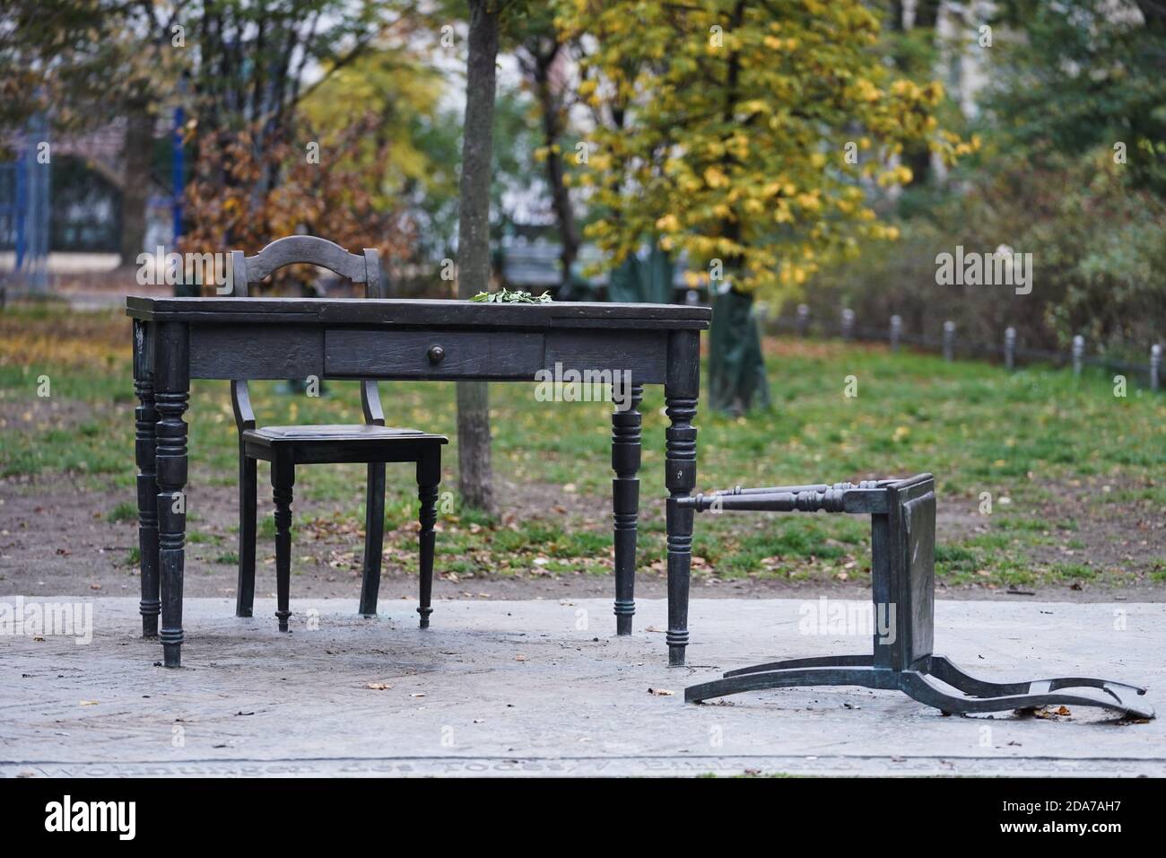 10 November 2020, Berlin: On Koppenplatz, the bronze sculpture "Der ...