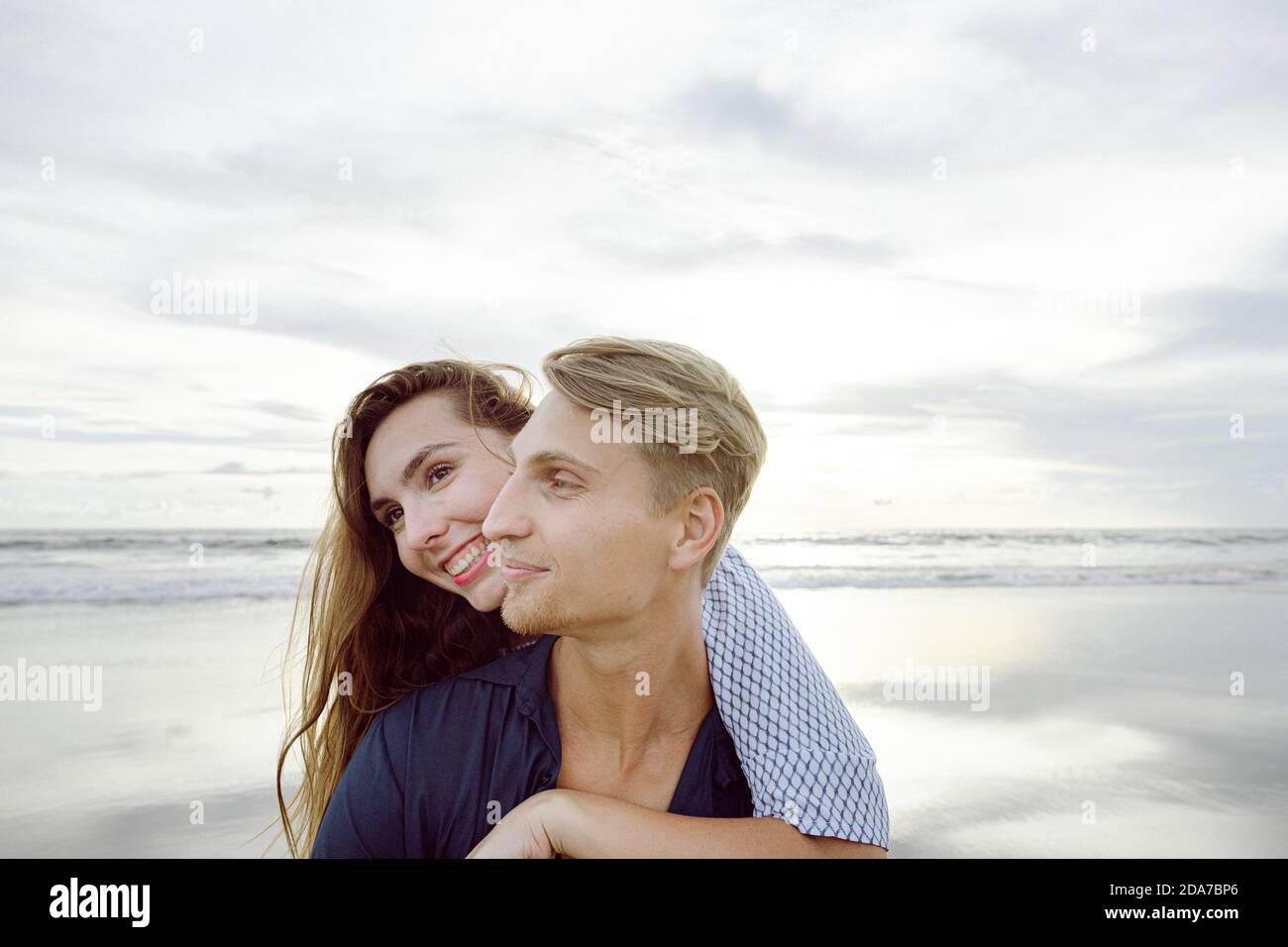 Couple hugging beach sunset hi-res stock photography and images - Alamy