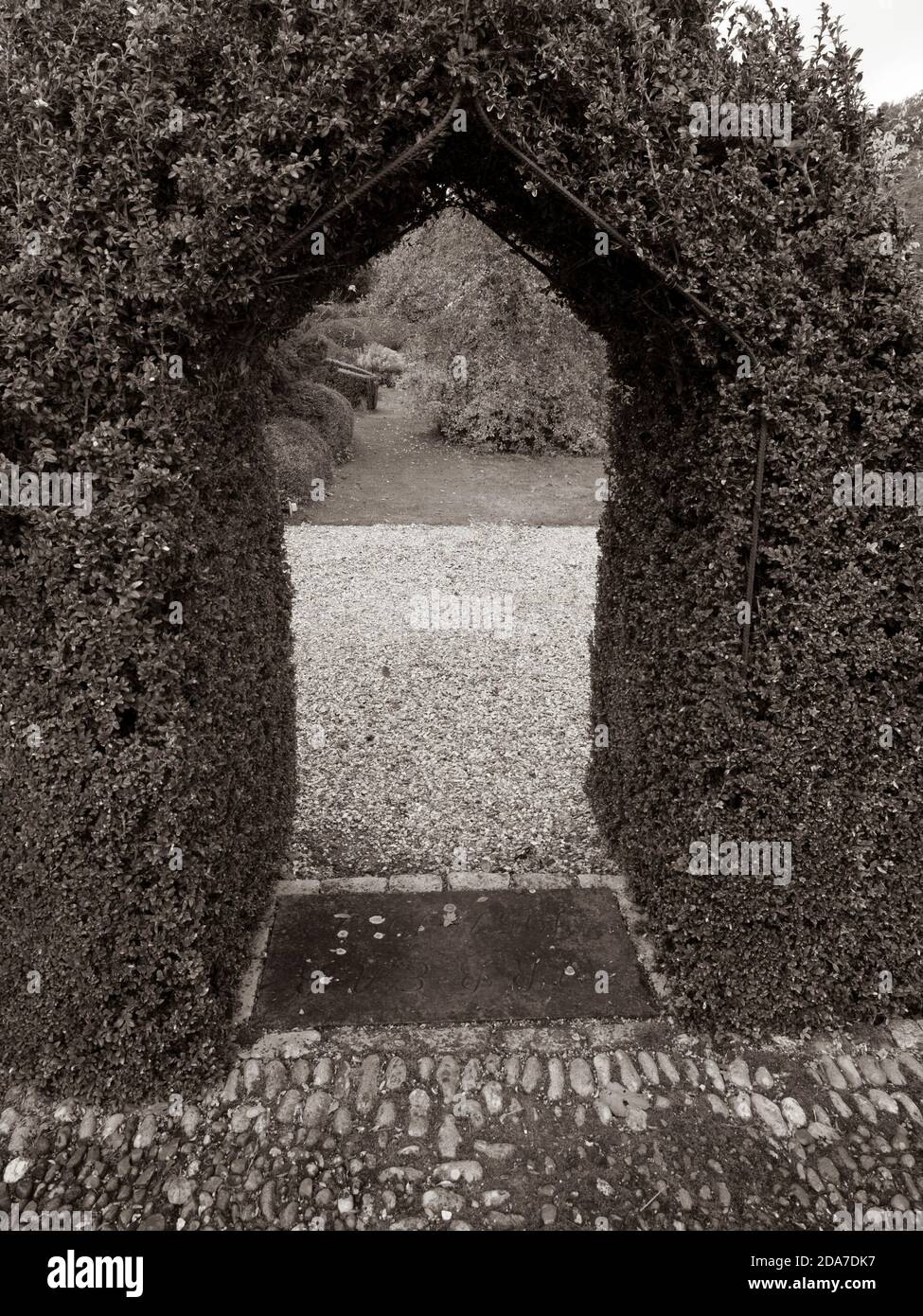 Black and White Small Garden, Pebble Floor, with Hedges, Englefield ...