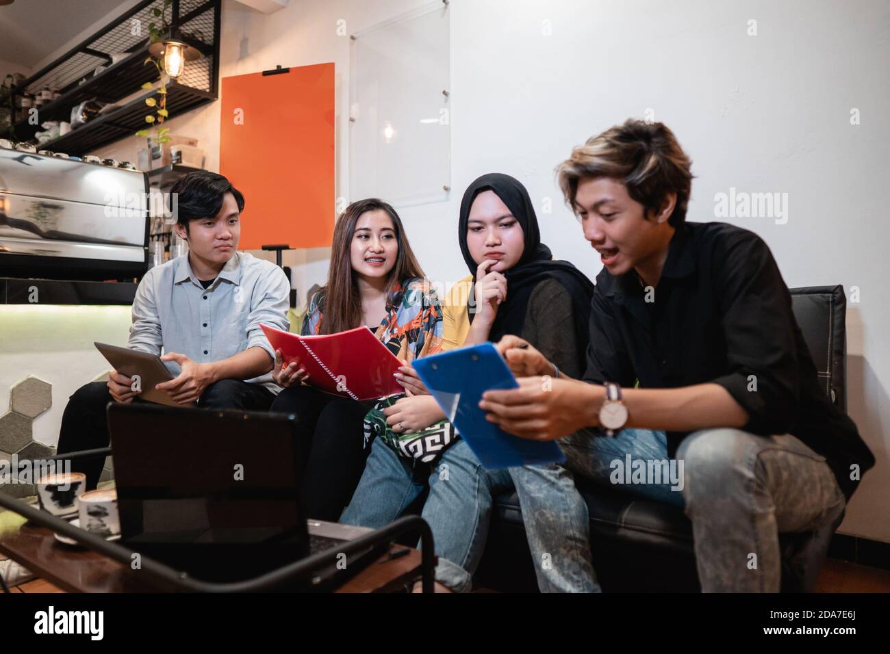Teenagers computer cafe hi-res stock photography and images - Alamy