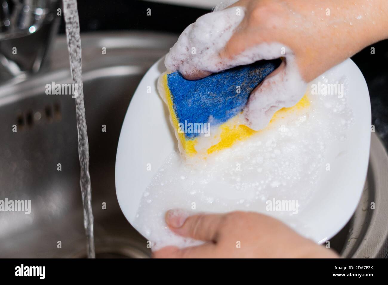 Young couple kitchen washing up hi-res stock photography and images - Alamy