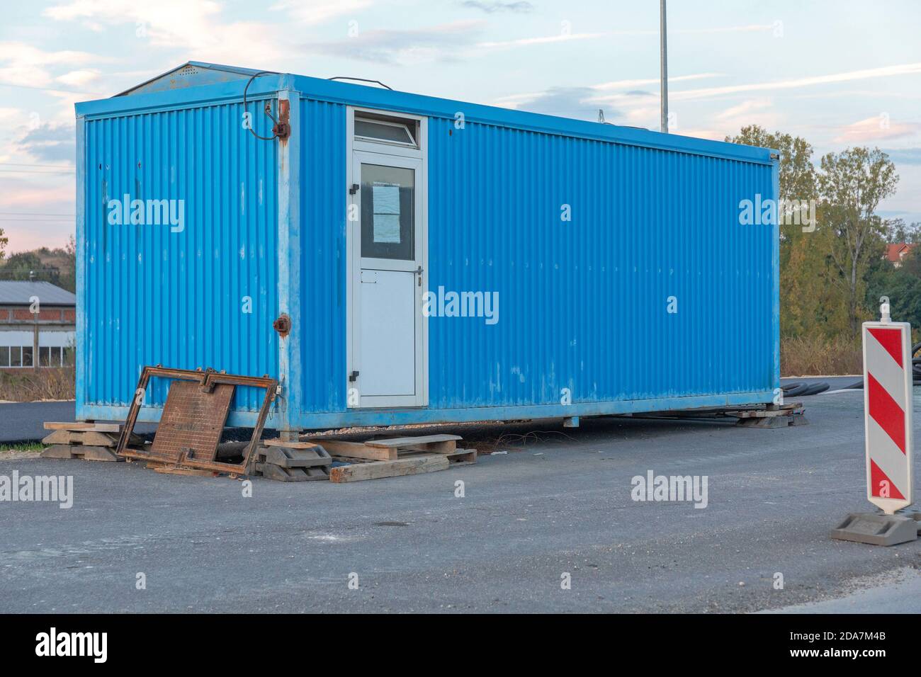 Shipping container office hi-res stock photography and images - Alamy