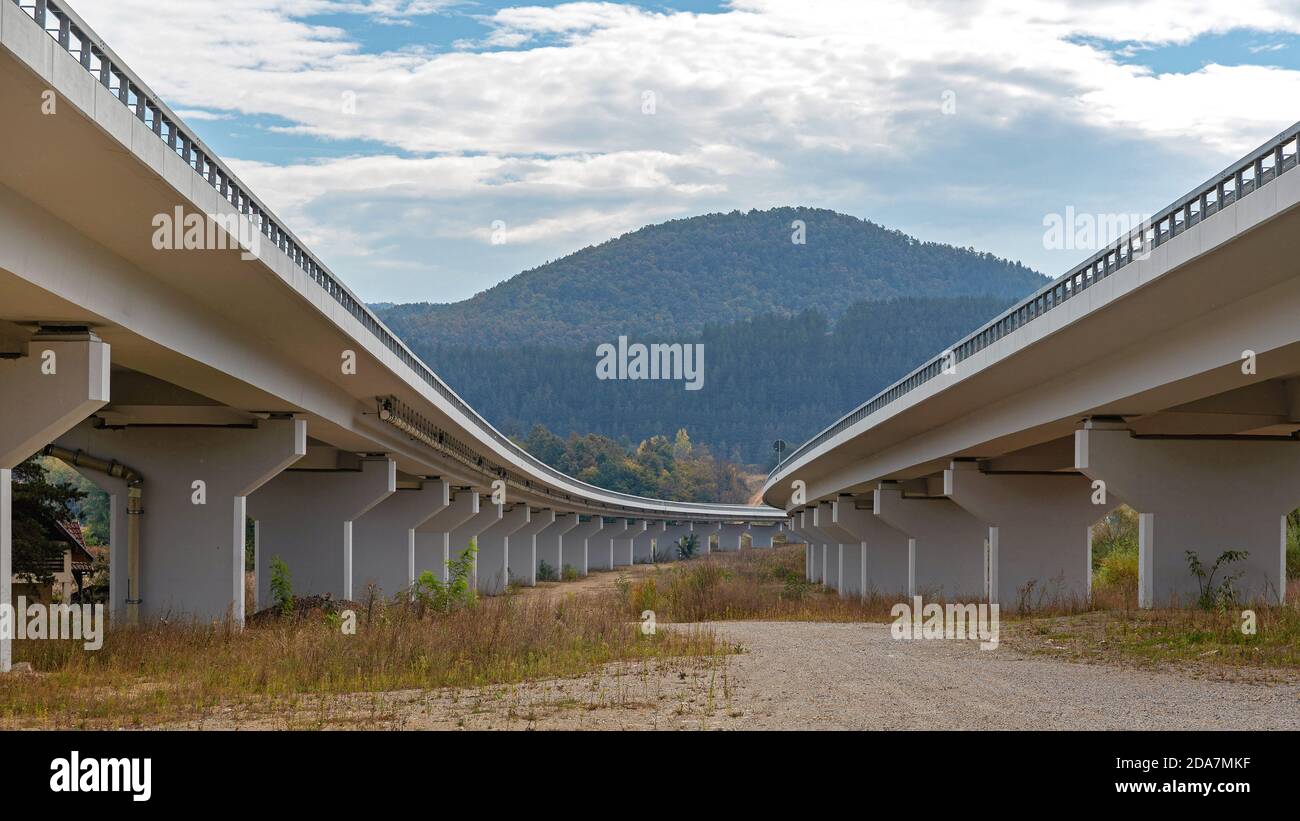 Concrete columns elevated road hi-res stock photography and images - Alamy