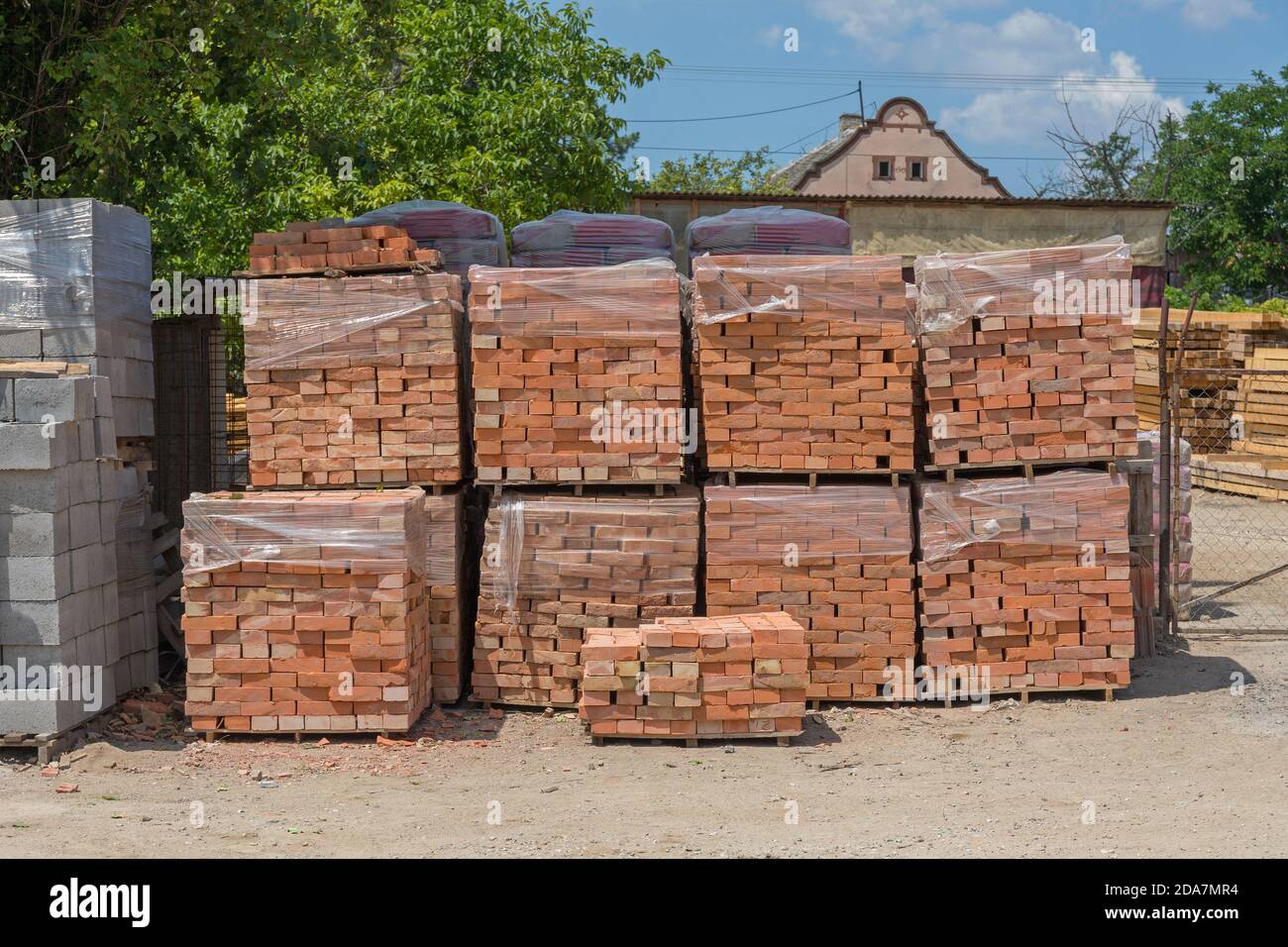 Pallets of bricks hi-res stock photography and images - Alamy