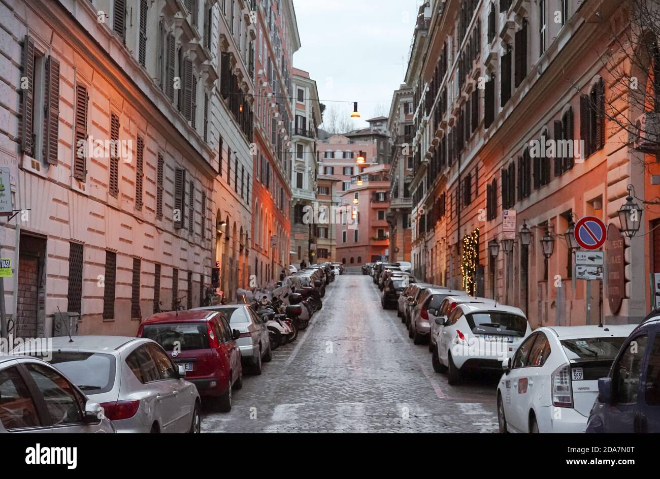 Statues in streets hi-res stock photography and images - Alamy