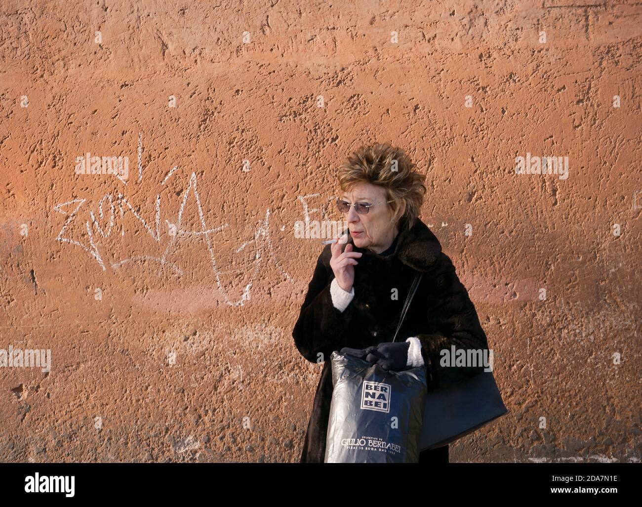 Beautiful women smoking hi-res stock photography and images - Alamy