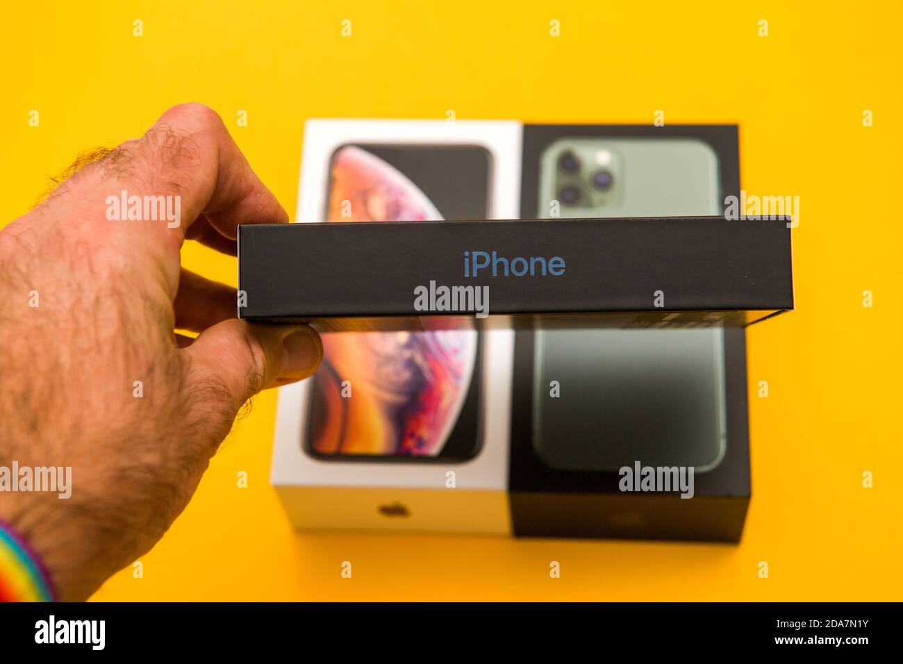 Iphone 12 Pro Max Box High Resolution Stock Photography and Images - Alamy